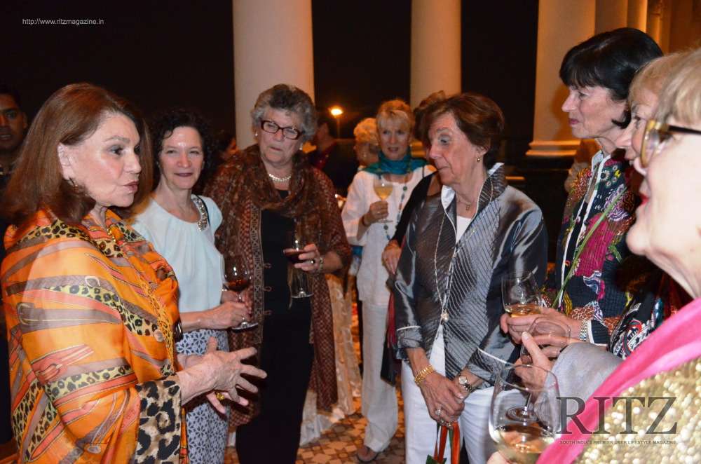 Princess Esra with guests | RITZ