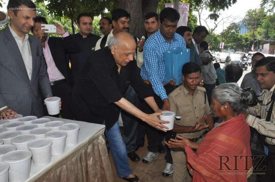Filmmaker Mahesh Bhatt supports the “Rice Bucket Challenge” | RITZ