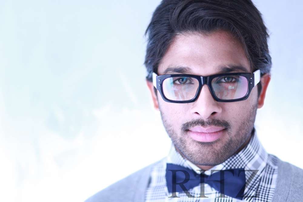 Allu Arjun Watches Sarrainodu With Mega Fans | RITZ