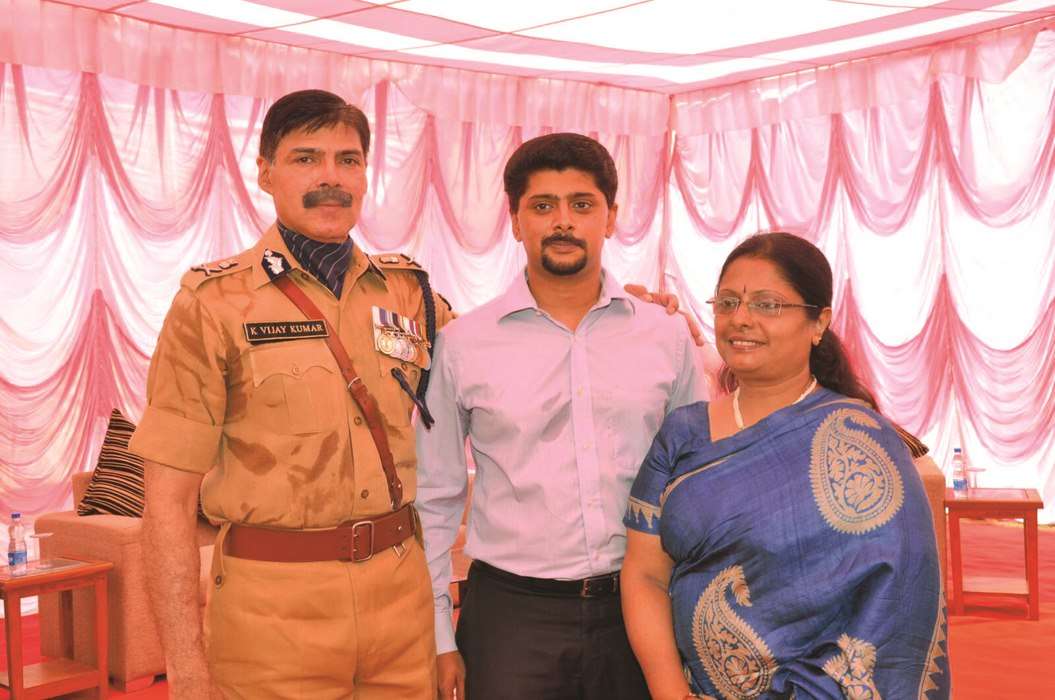 (Pic K.Vijaykumar with his son Arjun and wife Meena) | RITZ