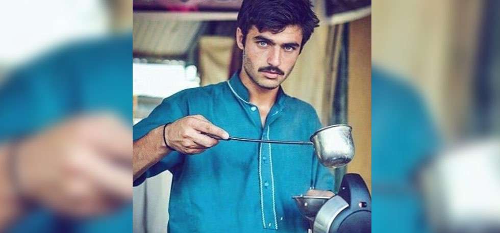 Blue-Eyed Pakistani Chaiwala Becomes Internet Sensation | RITZ