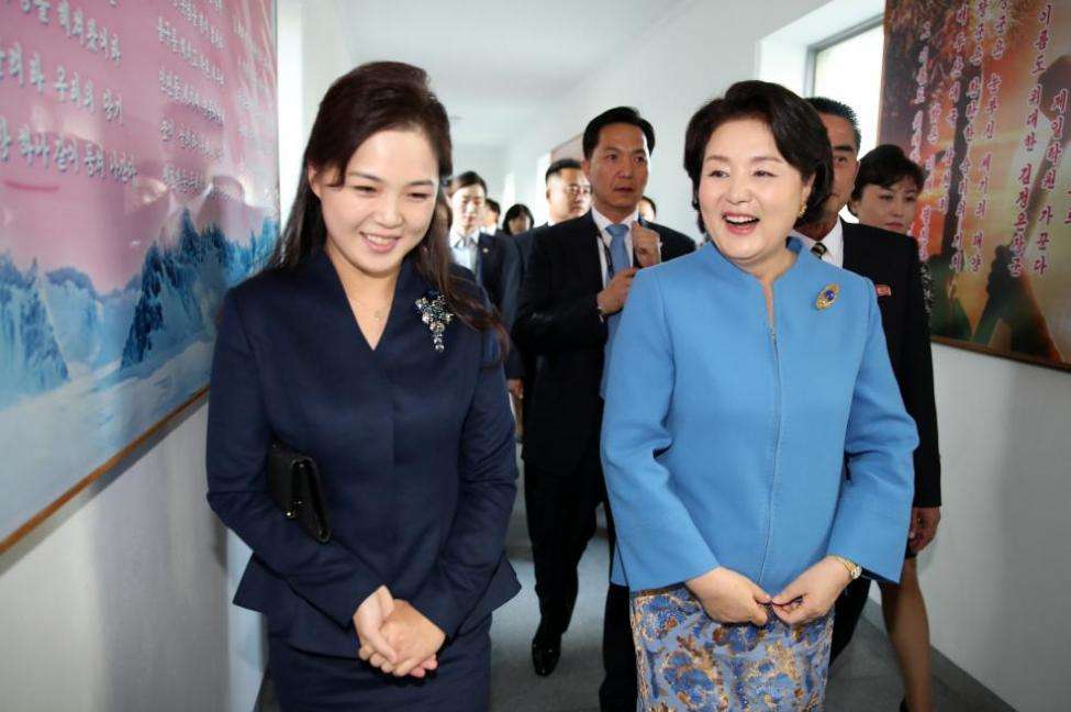 People cheer South Korean First Lady | RITZ