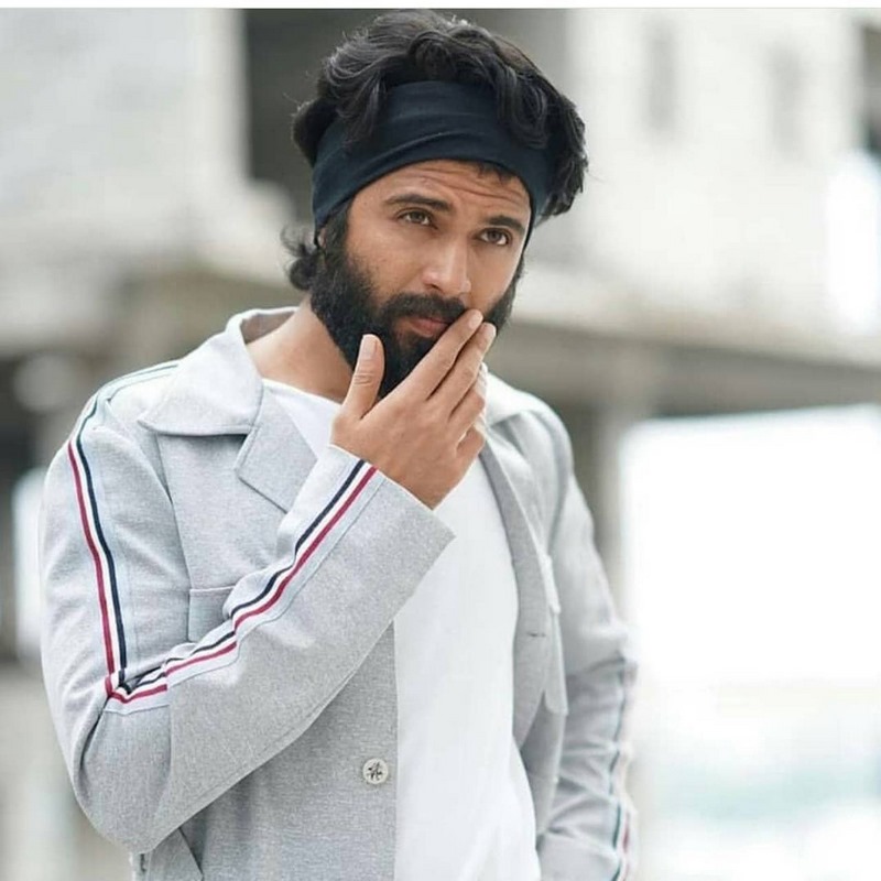 Vijay Deverakonda to make grand Bollywood debut ? | RITZ