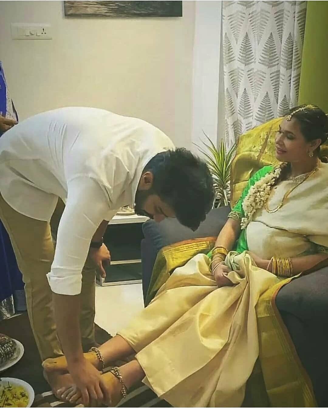 Mahat Raghavendra Shares Pictures With Wife From Their Baby Shower | RITZ