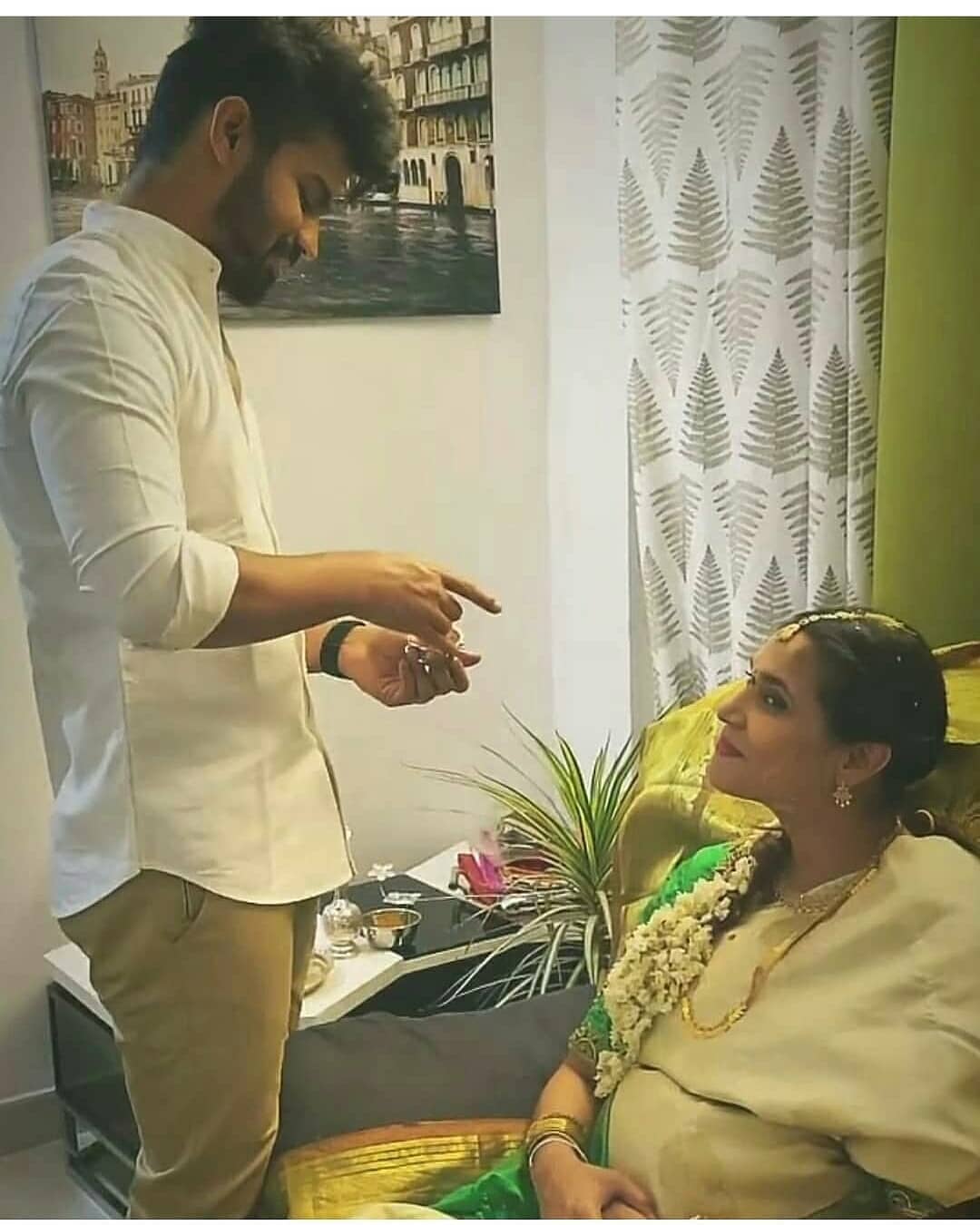 Mahat Raghavendra Shares Pictures With Wife From Their Baby Shower | RITZ