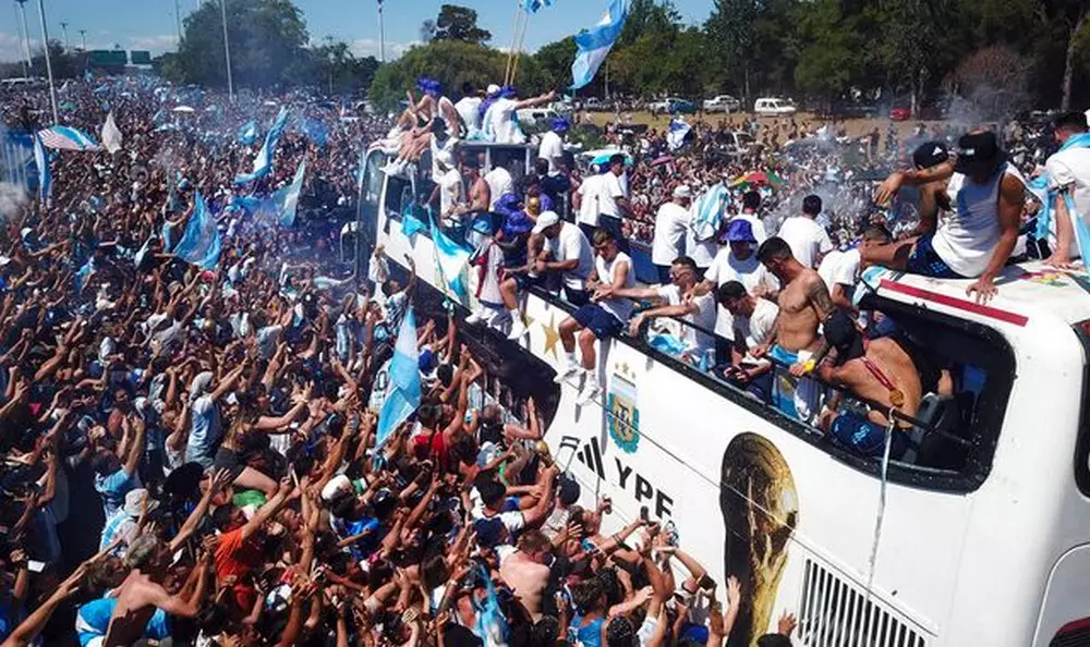 Messi and his team mates evacuated by helicopter due to huge crowds | RITZ